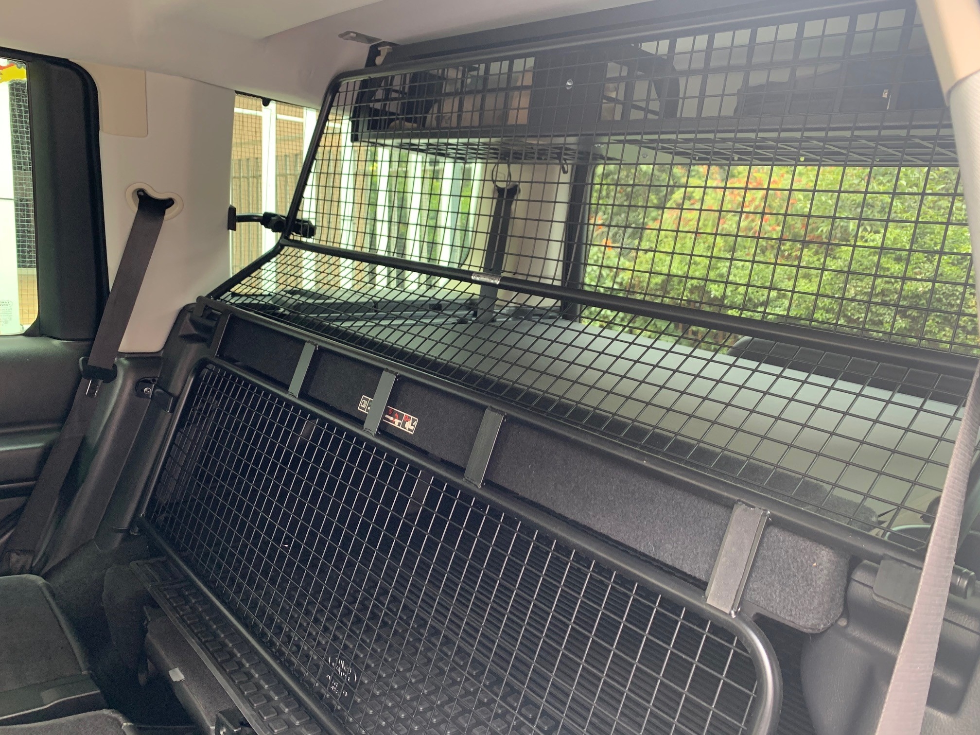 Genuine Land Rover Dog Guard Mesh Type Full with Centre Divider - VUB501170