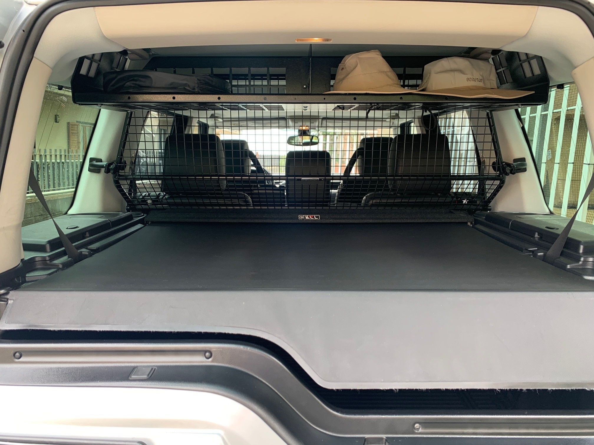 Genuine Land Rover Dog Guard Mesh Type Full with Centre Divider - VUB501170